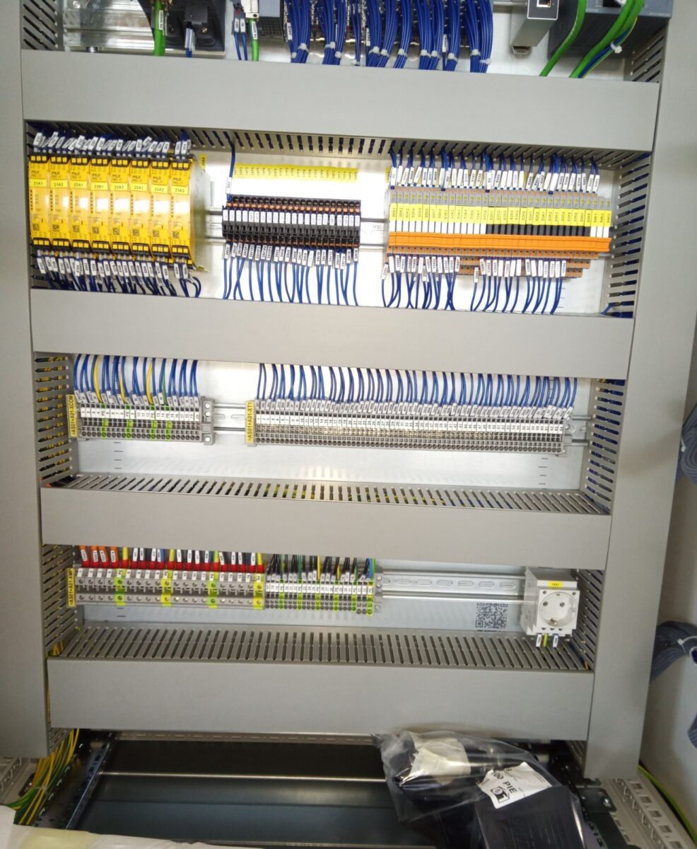 Cablaggio quadri elettrici civili a Castellone | C.E.G. Elettrica